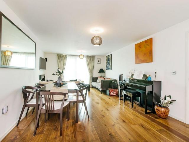 St George Wharf, SW8, Vauxhall. 2 bed flat to rent £3,700 pcm £854 pw