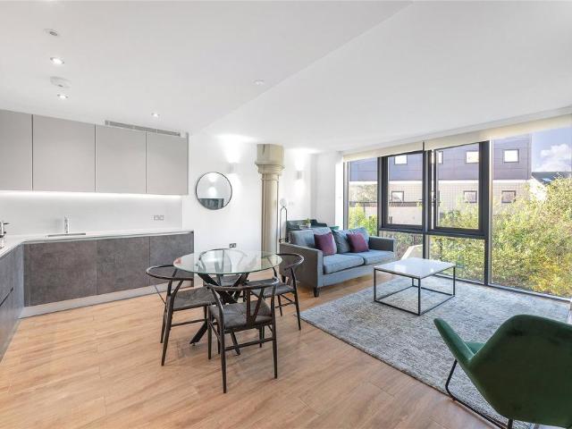 St. Georges Apartments, Brentford, TW8 2 bed flat to rent £3,000 pcm £692 pw