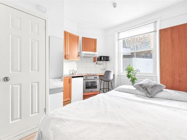St Georges Drive, London SW1V Studio to rent £1,387 pcm £320 pw