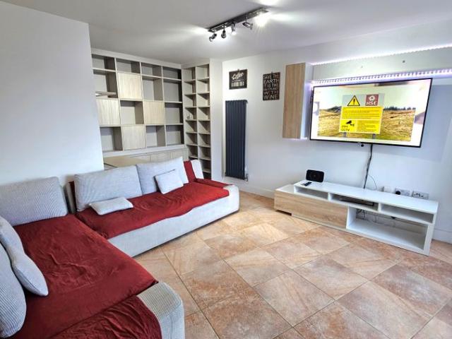 St. Georges Grove, London SW17, 3 bed flat to rent, £2,400 pcm | PrimeLocation