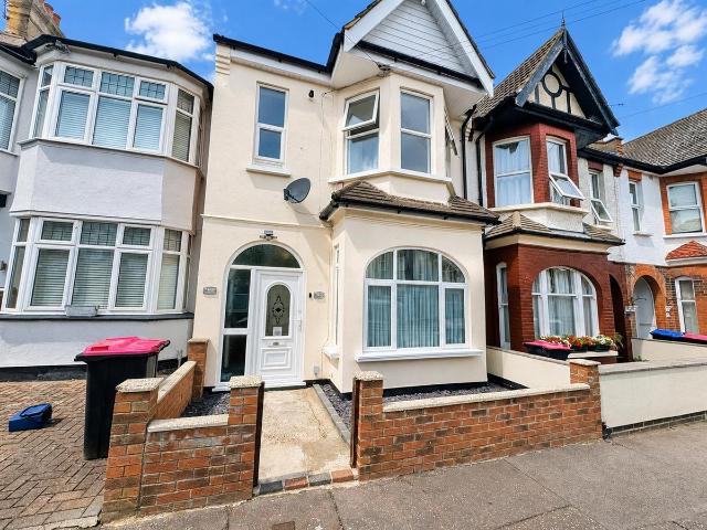 St. Georges Park Avenue, Westcliff On Sea SS0, 1 bed flat to rent, £1,000 pcm | PrimeLocation
