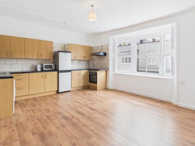 St. Georges Road, Brighton 4 bed flat to rent £2,400 pcm £554 pw