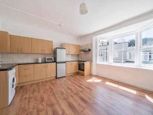 St Georges Road, Brighton BN2 4 bed terraced house to rent £2,400 pcm £554 pw