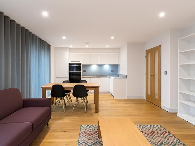 St Georges Road, Elephant and Castle. 2 bed flat to rent £2,700 pcm £623 pw