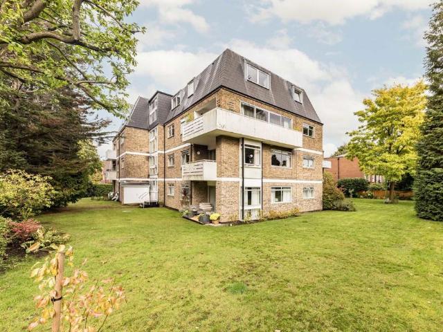 St. Georges Road, Weybridge KT13 2 bed flat to rent £1,995 pcm £460 pw