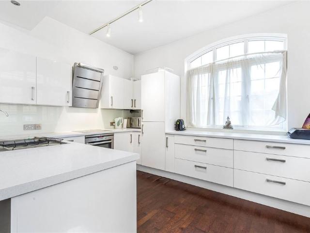 St Georges Square, E14 2 bed apartment to rent £2,395 pcm £553 pw