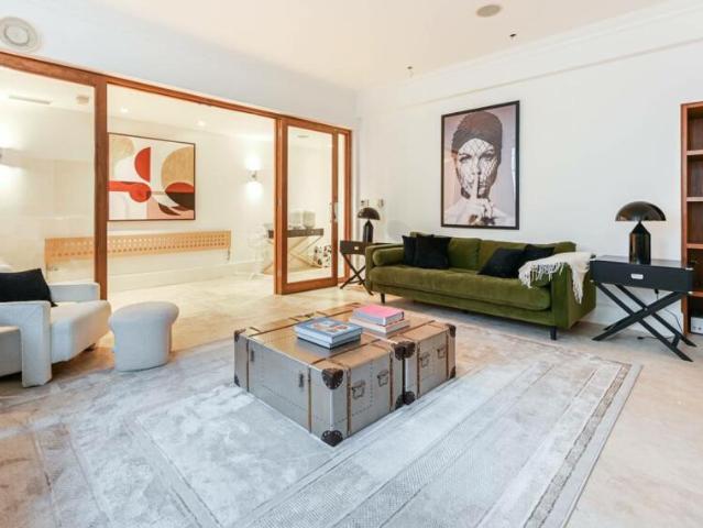 St. Georges Square, London SW1V 2 bed flat to rent £5,500 pcm £1,269 pw
