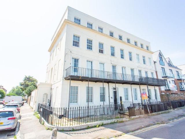 St. Georges Terrace, Herne Bay, CT6 2 bed flat to rent £1,050 pcm £242 pw