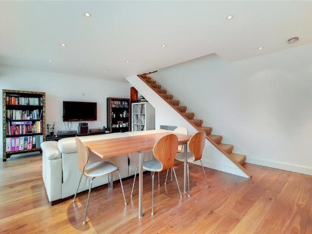 St. Giles High Street, London 2 bed flat to rent £5,500 pcm £1,269 pw