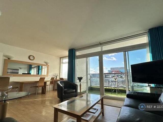 St Giles High Street, London, 2 Bedroom Maisonette