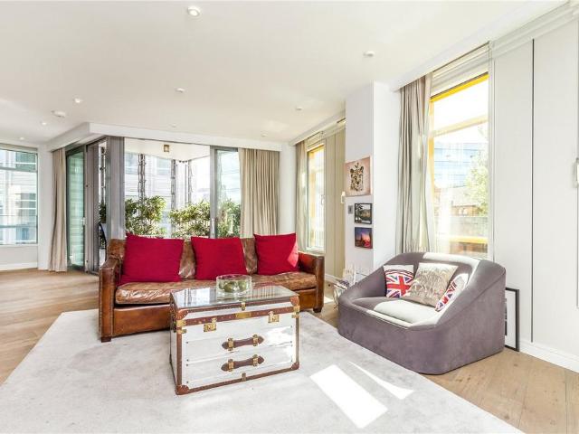 St Giles High Street, London, WC2H 2 bed apartment to rent £3,900 pcm £900 pw