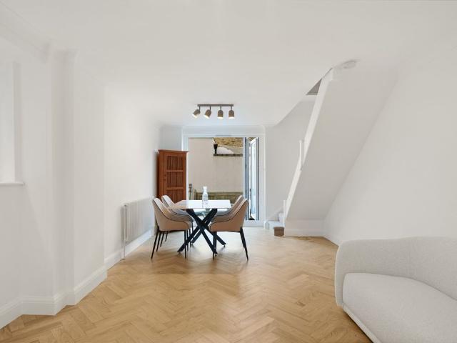 St. Helens Gardens, North Kensington W10, 1 bed flat to rent, £2,500 pcm | PrimeLocation