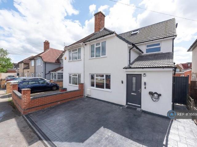 St Heliers Avenue, Hounslow, TW3 5 bed semi detached house to rent £3,300 pcm £762 pw