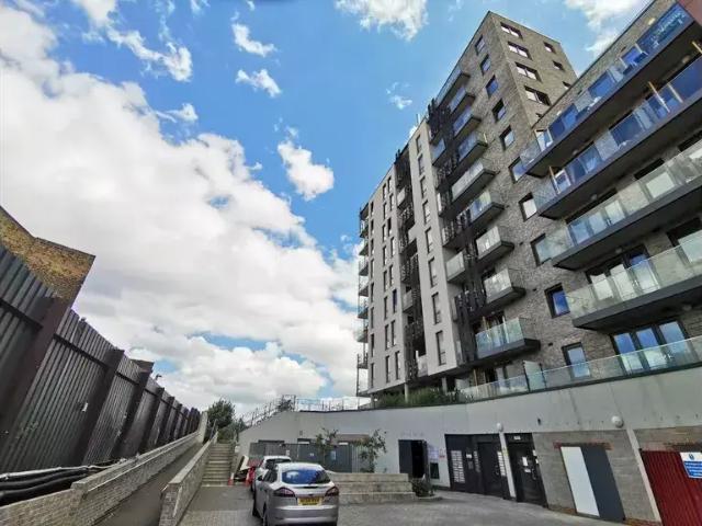 St. Ives Place, London E14 Studio to rent £1,550 pcm £358 pw