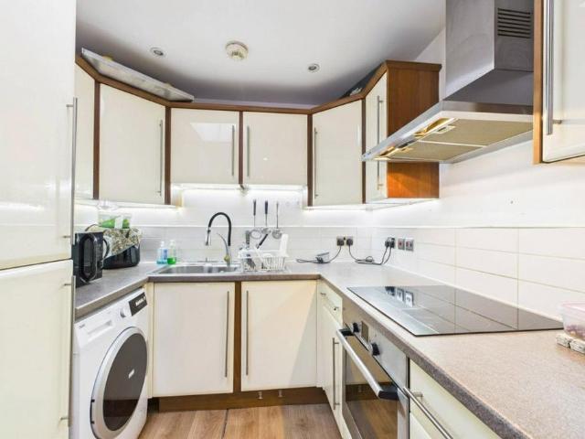 St. Ives Road, Maidenhead, Berkshire. 2 bed flat to rent £1,650 pcm £381 pw