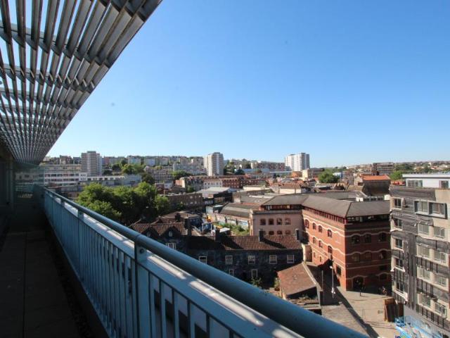 St. James Barton, Bristol BS1 2 bed apartment to rent £1,800 pcm £415 pw