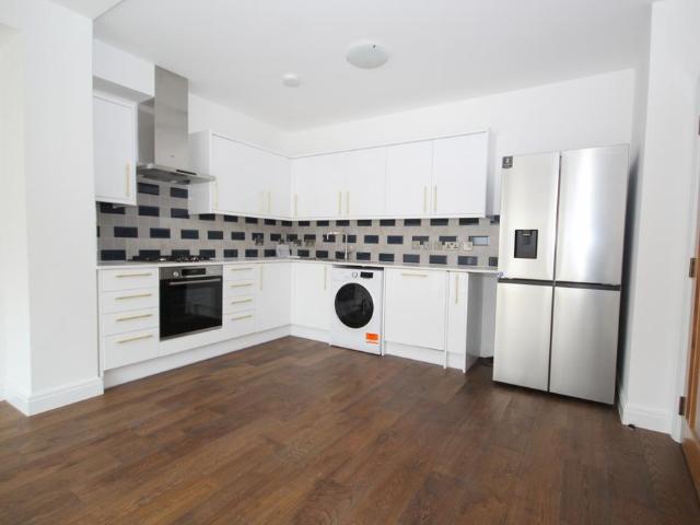St. James Gardens, Wembley, Middlesex. 3 bed maisonette to rent £3,000 pcm £692 pw