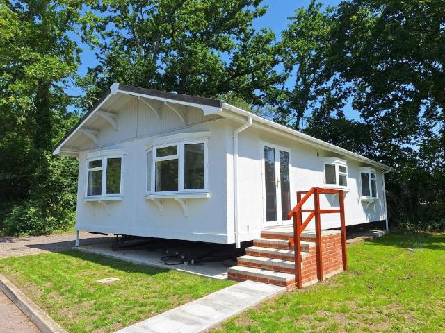 St James Park, Baddesley, Ampfield, SO52 2 bed detached house to rent £1,195 pcm £276 pw