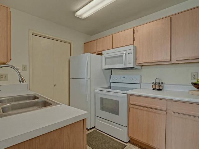 St. James Place 1 Bedroom Apartment for Rent at 10300 W Fountain Ave, Milwaukee, WI 53224 Calumet Farms