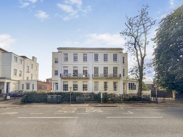 St. James Square, Cheltenham, GL50 2 bed apartment to rent £1,850 pcm £427 pw