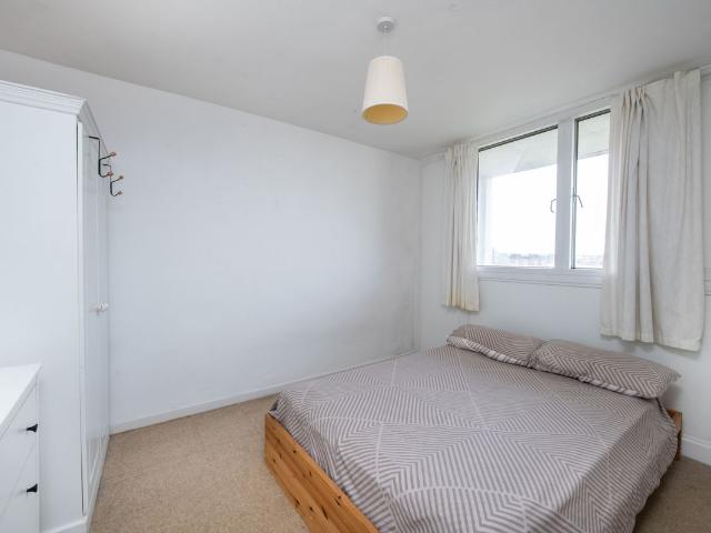 St. James's Crescent, London SW9, Room to rent, £1,066 pcm | PrimeLocation
