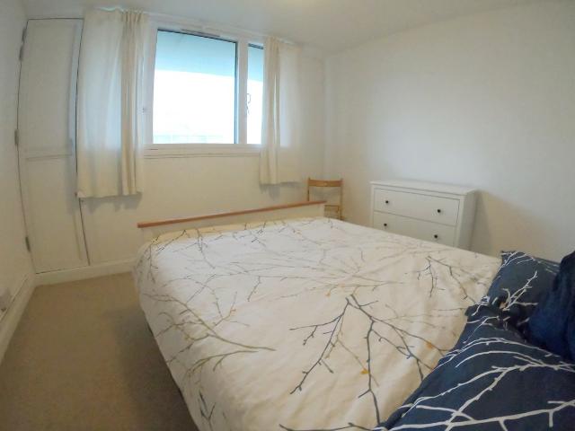 St. James's Crescent, London SW9, Room to rent, £1,066 pcm | PrimeLocation