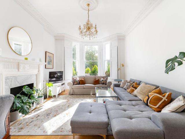 St James's Gardens, Holland Park. 3 bed maisonette to rent £9,997 pcm £2,307 pw