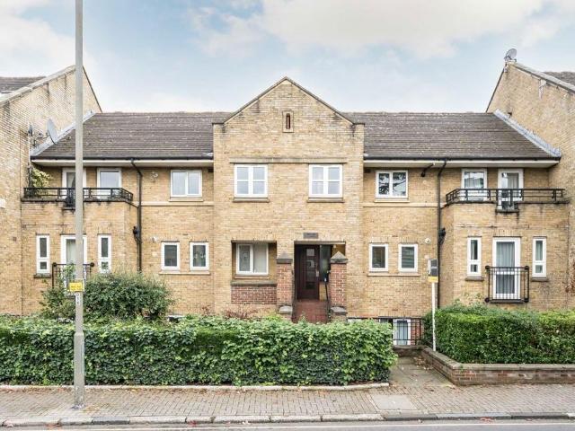 St. James's Drive, London SW12 2 bed flat to rent £2,500 pcm £577 pw