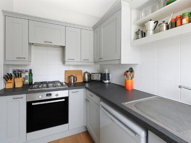 St. James's Drive, London, SW17 2 bed apartment to rent £2,100 pcm £485 pw