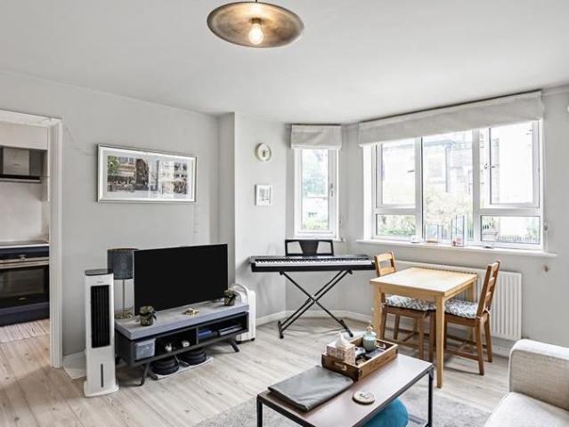 St. James's Drive, SW12