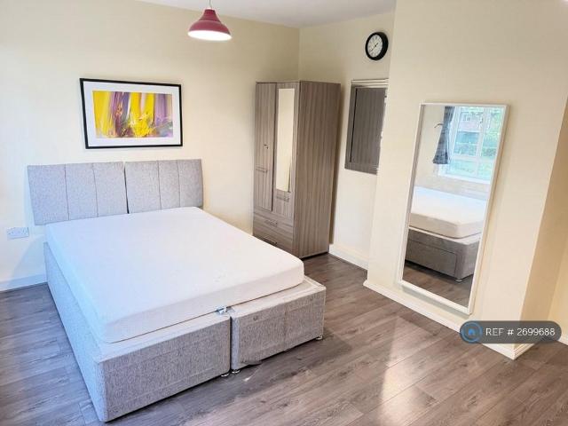 St John's Way, London, N19 3 bed flat to rent £2,675 pcm £617 pw