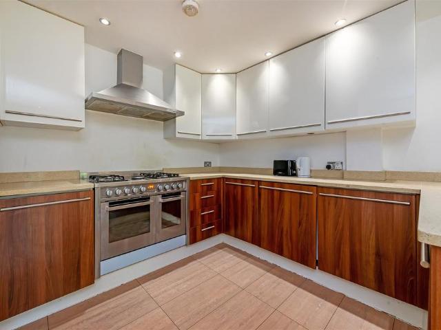 St. John's Way, London 2 bed flat to rent £2,500 pcm £577 pw