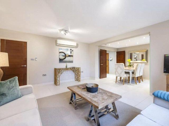 St Johns Wood Park, London, NW8 3 bed apartment to rent £5,633 pcm £1,300 pw