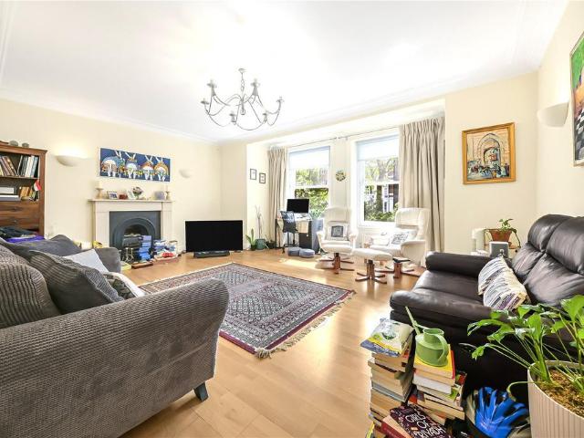 St. Johns Wood Road, London, NW8 4 bed apartment to rent £7,000 pcm £1,615 pw