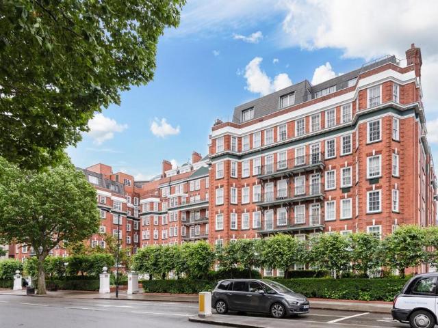 St. Johns Wood Road, London NW8 2 bed flat to rent £2,999 pcm £692 pw