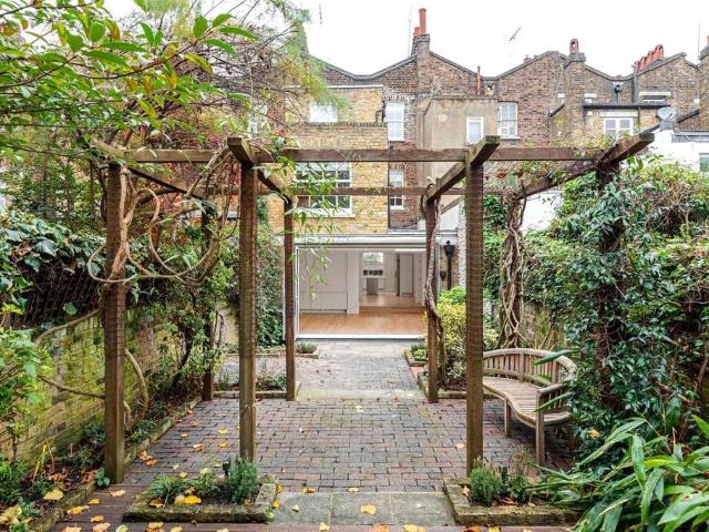 St. Johns Wood Terrace, London NW8 4 bed terraced house to rent £15,600 pcm £3,600 pw