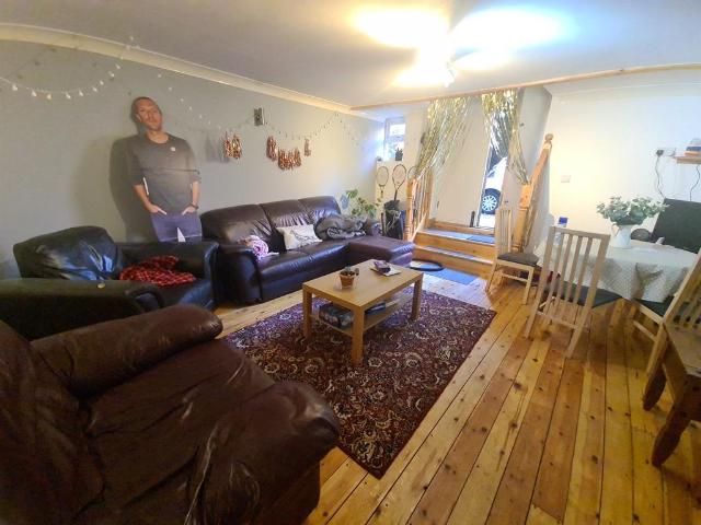 St. Johns Avenue, Leeds 4 bed flat to rent £2,756 pcm £636 pw