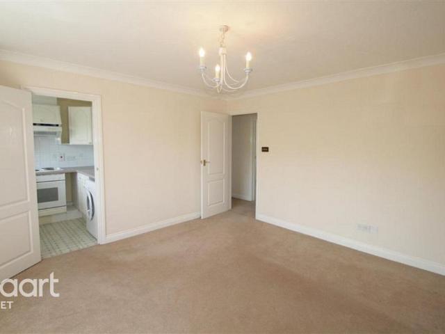 St Johns Court, Fleet 2 bed flat to rent £1,295 pcm £299 pw