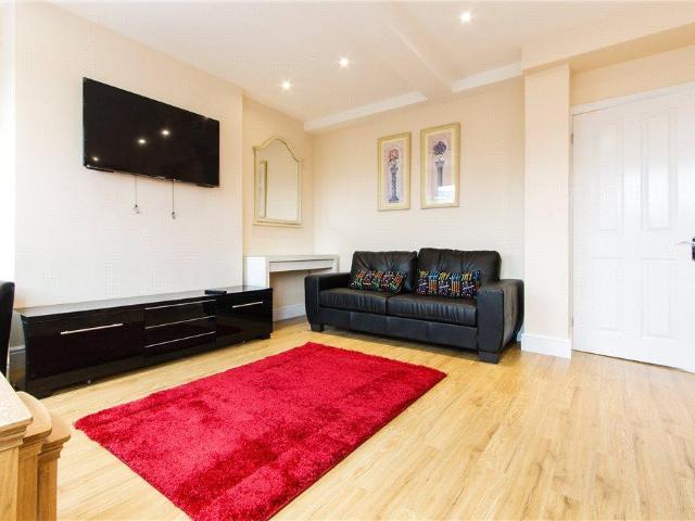 St. Johns Estate, Tower Bridge Road. 4 bed apartment to rent £5,350 pcm £1,235 pw