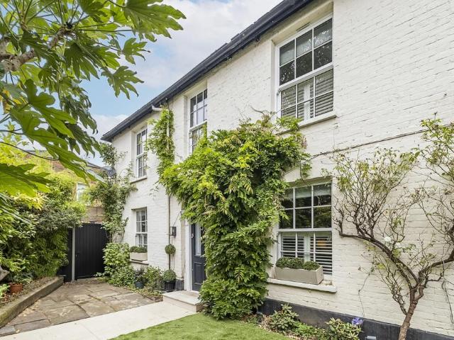 St. Johns Grove Richmond TW9 3 bed semi detached house to rent £4,500 pcm £1,038 pw