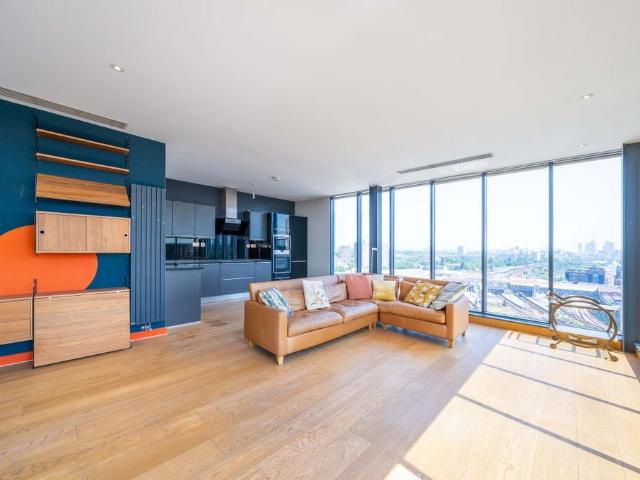 St. John's Hill London SW11 2 bed flat to rent £4,500 pcm £1,038 pw