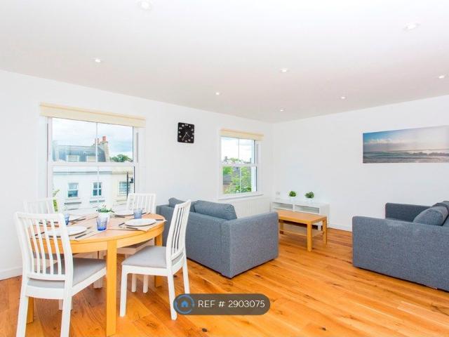 St. John's Hill, London SW11, 2 bed flat to rent, £3,400 pcm | PrimeLocation