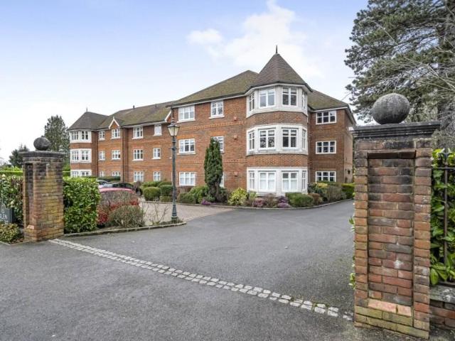St. John's Hill Road, Woking GU21 2 bed apartment to rent £1,750 pcm £404 pw