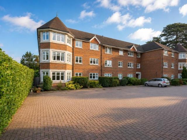 St. Johns Hill Road, Woking GU21 2 bed apartment to rent £1,850 pcm £427 pw