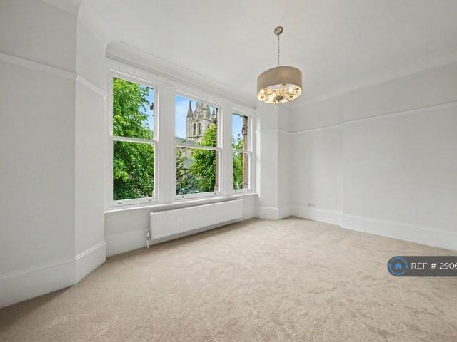 St Johns Park, London, SE3 2 bed flat to rent £2,500 pcm £577 pw