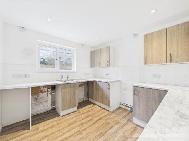 St Johns Road, Frome, Somerset 2 bed flat to rent £1,095 pcm £253 pw