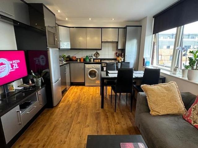 St. Johns Road, Isleworth TW7 1 bed flat to rent £1,550 pcm £358 pw