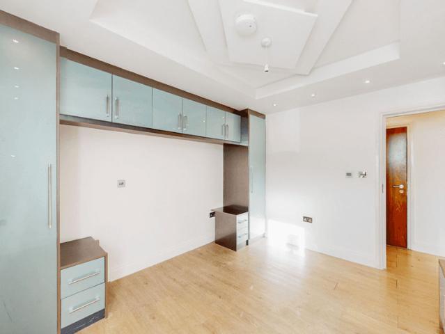 St. Johns Road, Isleworth, TW7