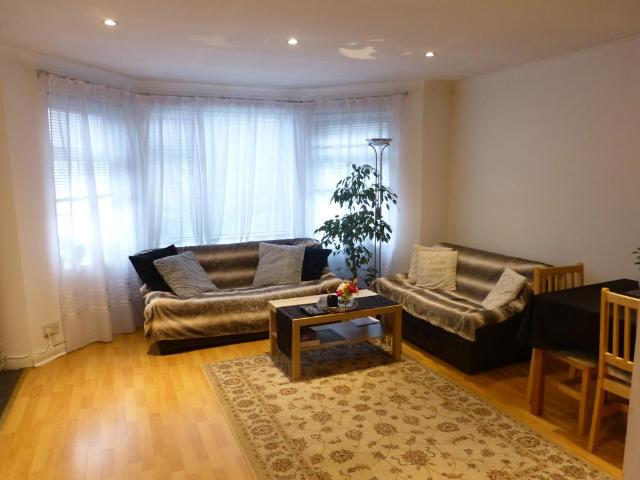 St Johns Road, London, NW11 OPG 3 bed flat to rent £2,000 pcm £462 pw