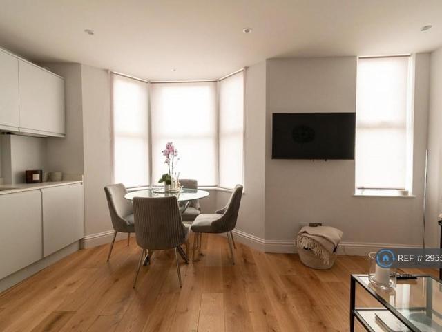 St Johns Road, London, SE20 2 bed flat to rent £1,600 pcm £369 pw